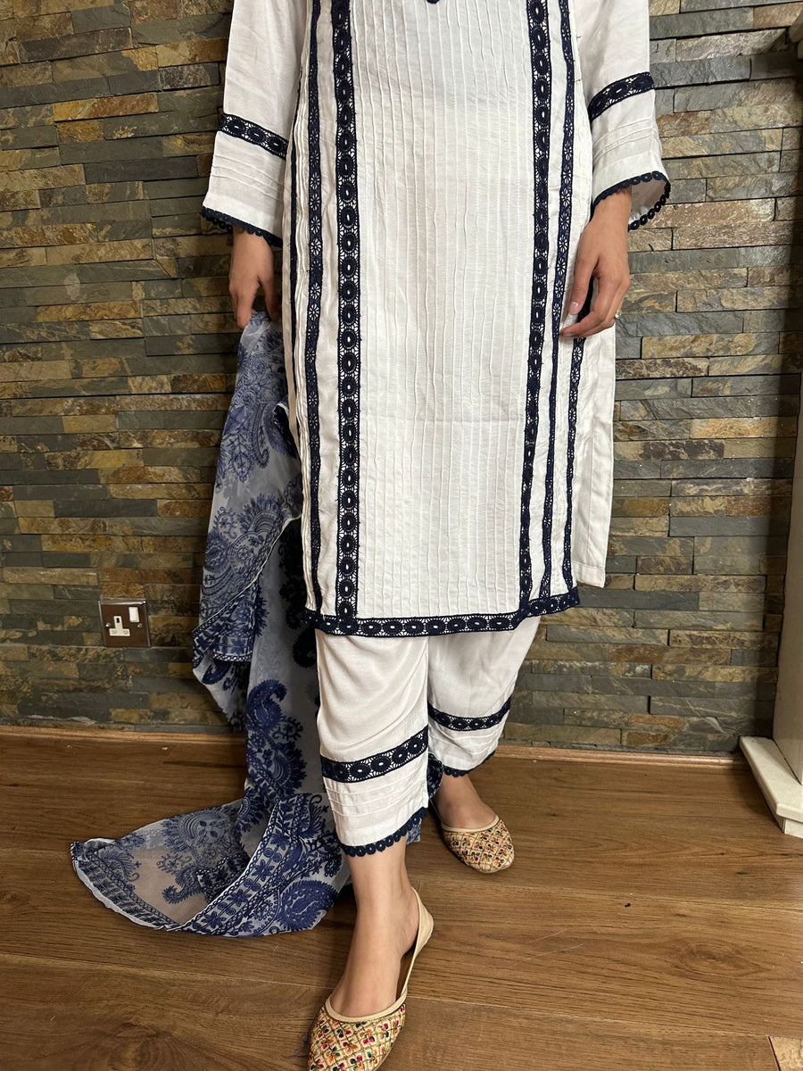 Malhoon - White/Navy U3-C2 – Zee Boutique